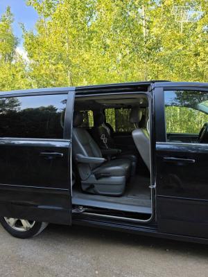 Black Volkswagen Routan 2010 in Panevezys, with an engine capacity of 3.80 L and mileage of 162 thousand km for 4800 €, photo 12 on AUTOMOTO.COM.LV