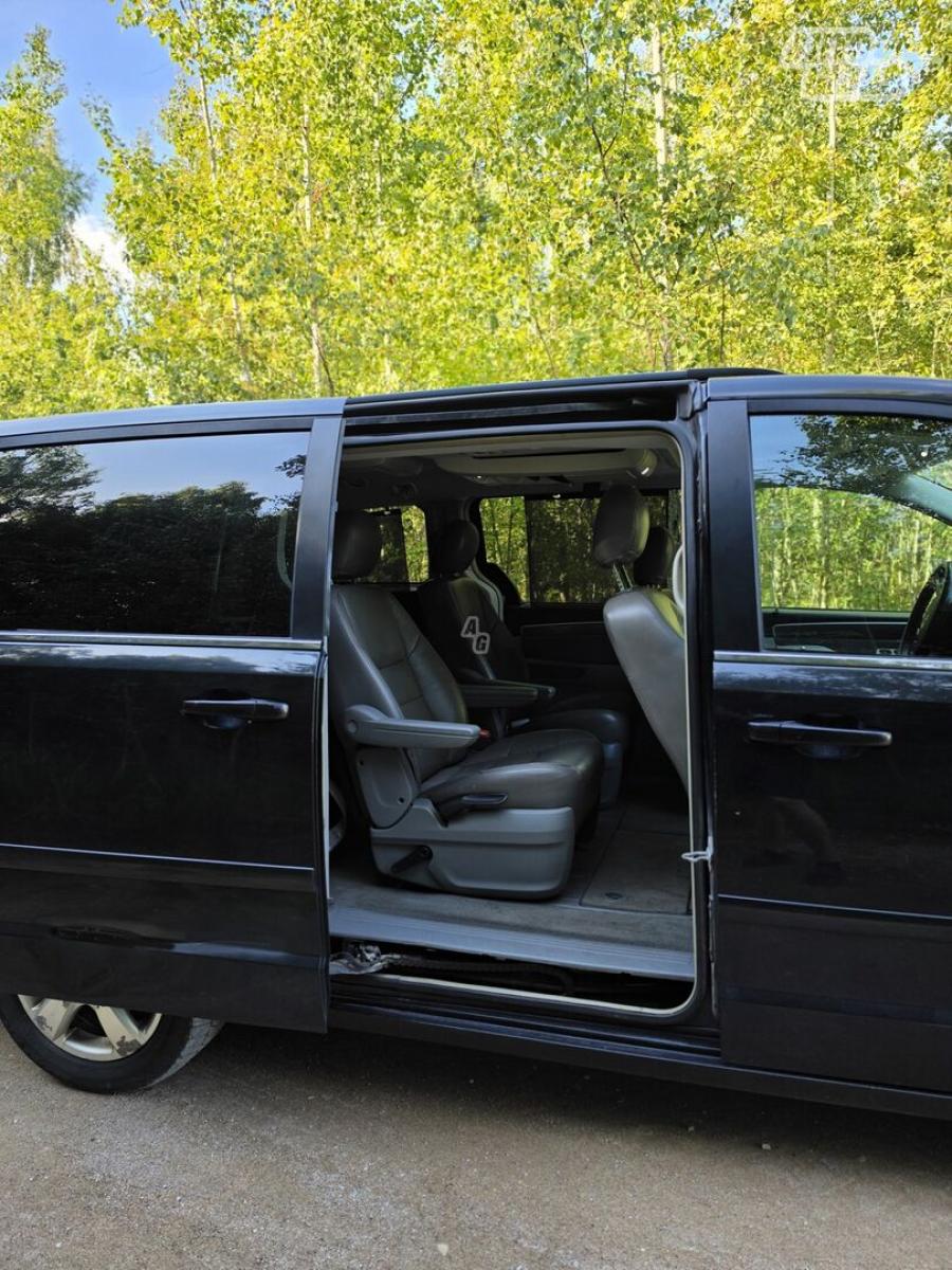 Black Volkswagen Routan 2010 in Panevezys, with an engine capacity of 3.80 L and mileage of 162 thousand km for 4800 €, photo 12 on AUTOMOTO.COM.LV