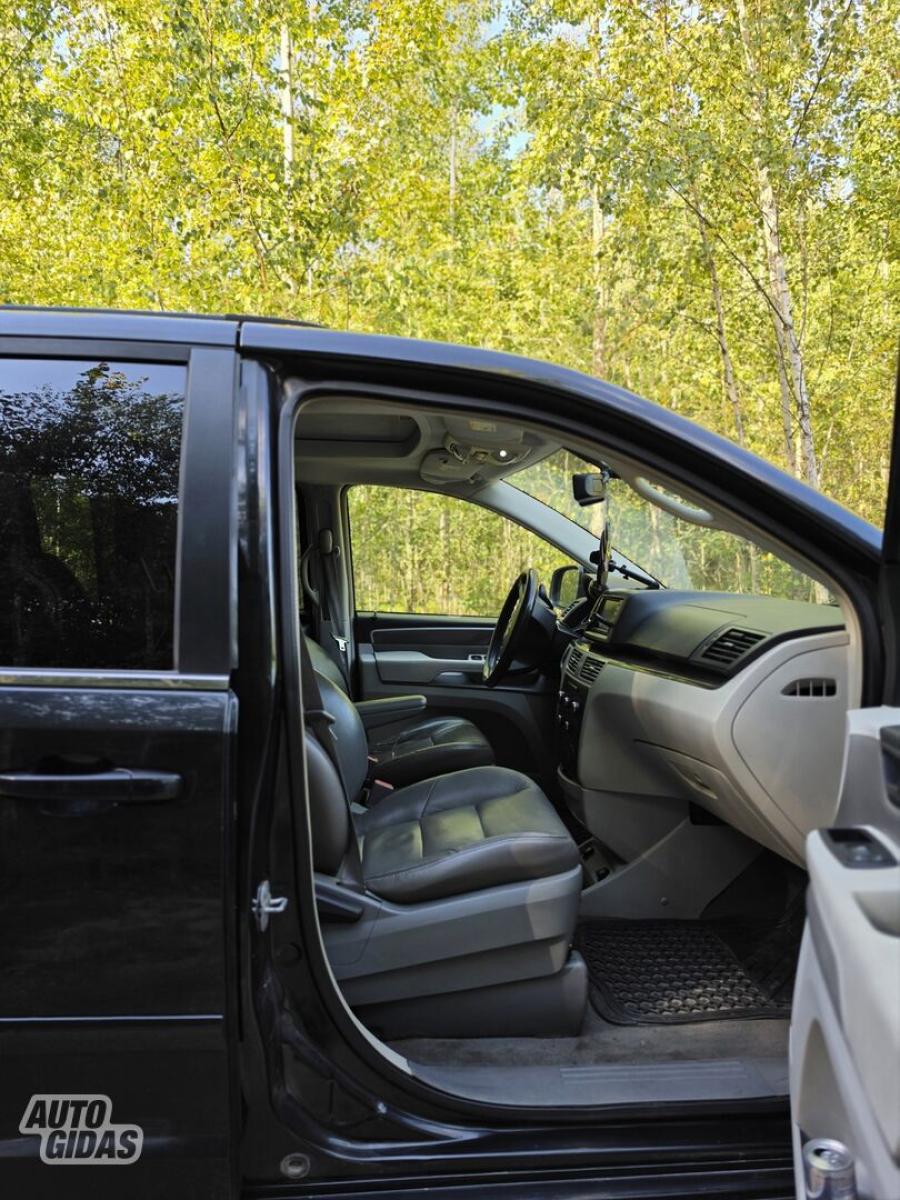 Black Volkswagen Routan 2010 in Panevezys, with an engine capacity of 3.80 L and mileage of 162 thousand km for 4800 €, photo 14 on AUTOMOTO.COM.LV