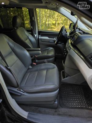 Black Volkswagen Routan 2010 in Panevezys, with an engine capacity of 3.80 L and mileage of 162 thousand km for 4800 €, photo 16 on AUTOMOTO.COM.LV