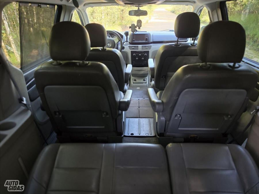 Black Volkswagen Routan 2010 in Panevezys, with an engine capacity of 3.80 L and mileage of 162 thousand km for 4800 €, photo 18 on AUTOMOTO.COM.LV