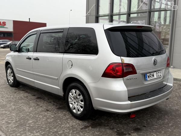Pelēks Volkswagen Routan 2011 Viļņa, ar dzinēja tilpumu 3.80 L un nobraukumu 240 tūkst. km par 3250 €, foto 3 vietnē AUTOMOTO.COM.LV