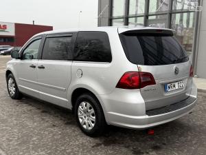 Grey Volkswagen Routan 2011 in Vilnius, with an engine capacity of 3.80 L and mileage of 240 thousand km for 3250 €, photo 3 on AUTOMOTO.COM.LV