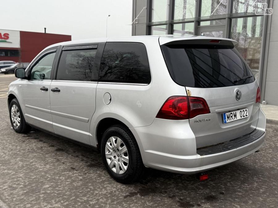 Grey Volkswagen Routan 2011 in Vilnius, with an engine capacity of 3.80 L and mileage of 240 thousand km for 3250 €, photo 3 on AUTOMOTO.COM.LV
