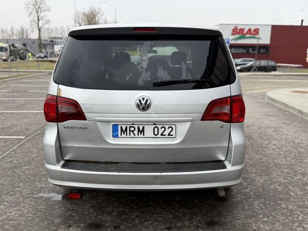 Pelēks Volkswagen Routan 2011 Viļņa, ar dzinēja tilpumu 3.80 L un nobraukumu 240 tūkst. km par 3250 €, foto 4 vietnē AUTOMOTO.COM.LV