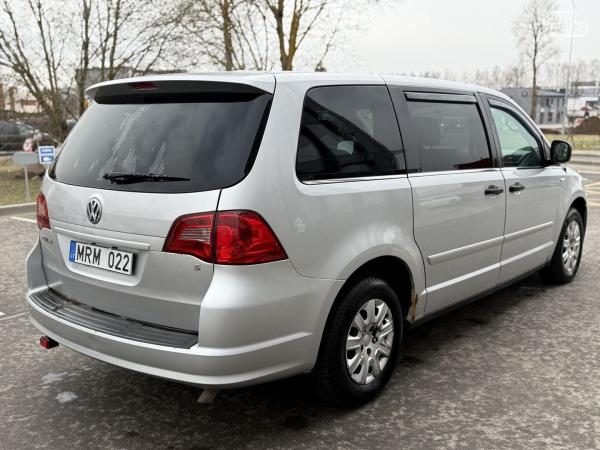 Pelēks Volkswagen Routan 2011 Viļņa, ar dzinēja tilpumu 3.80 L un nobraukumu 240 tūkst. km par 3250 €, foto 5 vietnē AUTOMOTO.COM.LV