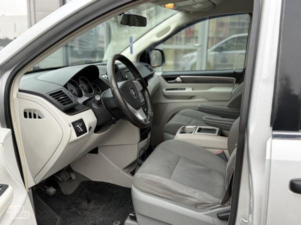 Pelēks Volkswagen Routan 2011 Viļņa, ar dzinēja tilpumu 3.80 L un nobraukumu 240 tūkst. km par 3250 €, foto 6 vietnē AUTOMOTO.COM.LV
