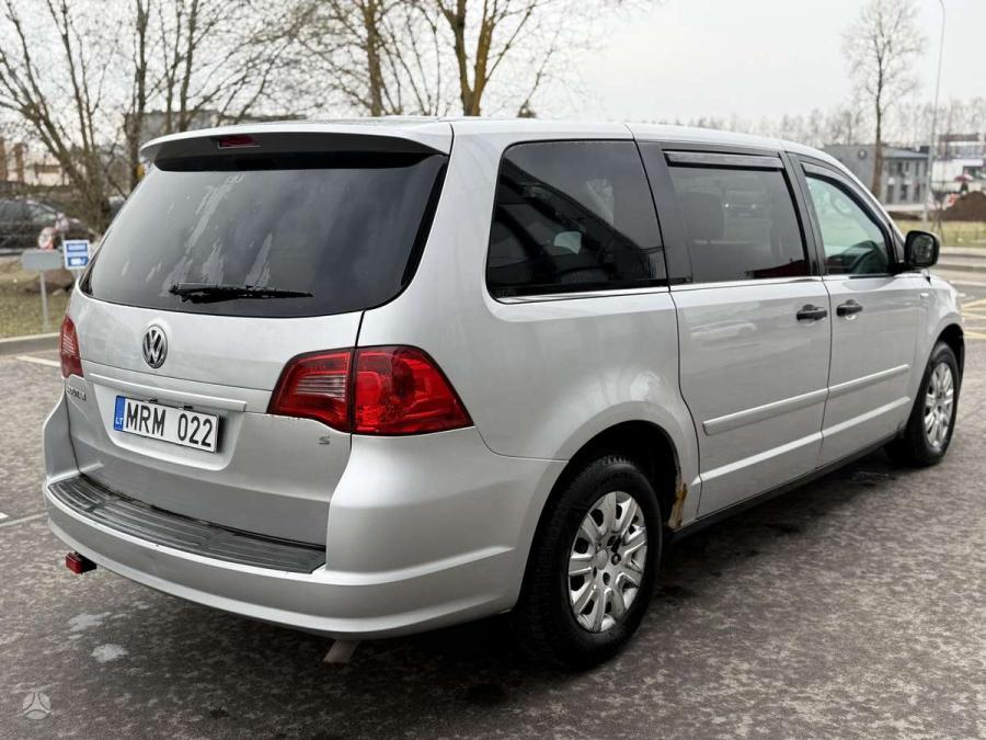 Volkswagen Routan 2011 in Vilnius, with an engine capacity of 3.78 L and mileage of 240 thousand km for 3500 €, photo 5 on AUTOMOTO.COM.LV