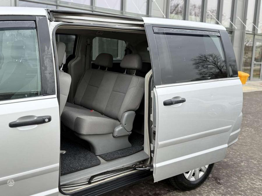 Volkswagen Routan 2011 in Vilnius, with an engine capacity of 3.78 L and mileage of 240 thousand km for 3500 €, photo 9 on AUTOMOTO.COM.LV