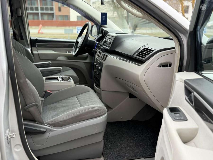 Volkswagen Routan 2011 in Vilnius, with an engine capacity of 3.78 L and mileage of 240 thousand km for 3500 €, photo 13 on AUTOMOTO.COM.LV