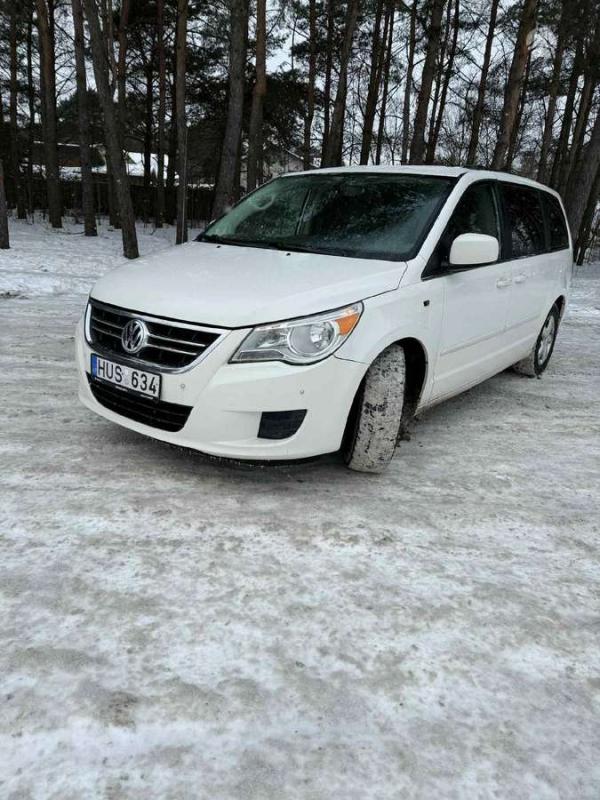 White Volkswagen Routan 2011 in Kaunas, with an engine capacity of 3.60 L and mileage of 180 thousand km for 4700 €, photo 1 on AUTOMOTO.COM.LV