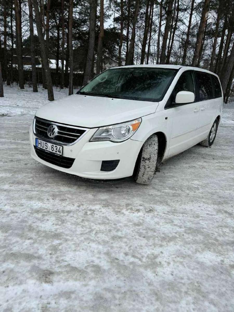 White Volkswagen Routan 2011 in Kaunas, with an engine capacity of 3.60 L and mileage of 180 thousand km for 4700 €, photo 1 on AUTOMOTO.COM.LV