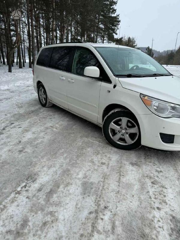 White Volkswagen Routan 2011 in Kaunas, with an engine capacity of 3.60 L and mileage of 180 thousand km for 4700 €, photo 3 on AUTOMOTO.COM.LV