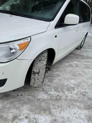 White Volkswagen Routan 2011 in Kaunas, with an engine capacity of 3.60 L and mileage of 180 thousand km for 4700 €, photo 4 on AUTOMOTO.COM.LV