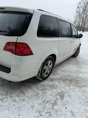 White Volkswagen Routan 2011 in Kaunas, with an engine capacity of 3.60 L and mileage of 180 thousand km for 4700 €, photo 5 on AUTOMOTO.COM.LV