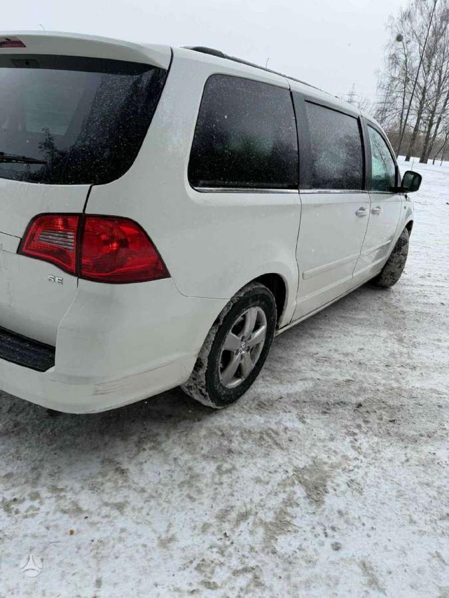 White Volkswagen Routan 2011 in Kaunas, with an engine capacity of 3.60 L and mileage of 180 thousand km for 4700 €, photo 5 on AUTOMOTO.COM.LV