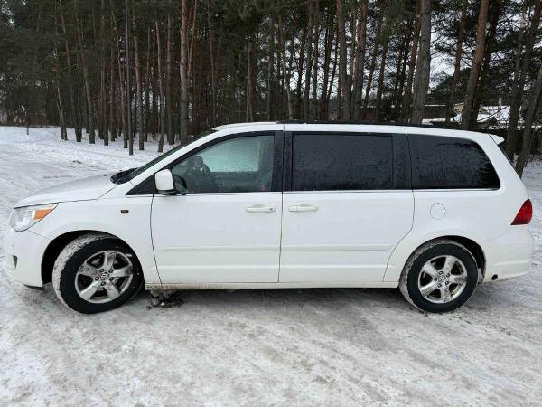 White Volkswagen Routan 2011 in Kaunas, with an engine capacity of 3.60 L and mileage of 180 thousand km for 4700 €, photo 6 on AUTOMOTO.COM.LV