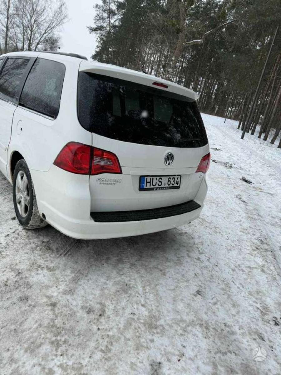 White Volkswagen Routan 2011 in Kaunas, with an engine capacity of 3.60 L and mileage of 180 thousand km for 4700 €, photo 7 on AUTOMOTO.COM.LV