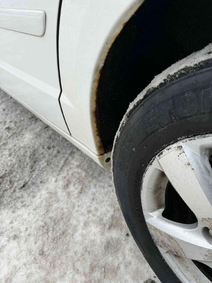 White Volkswagen Routan 2011 in Kaunas, with an engine capacity of 3.60 L and mileage of 180 thousand km for 4700 €, photo 8 on AUTOMOTO.COM.LV