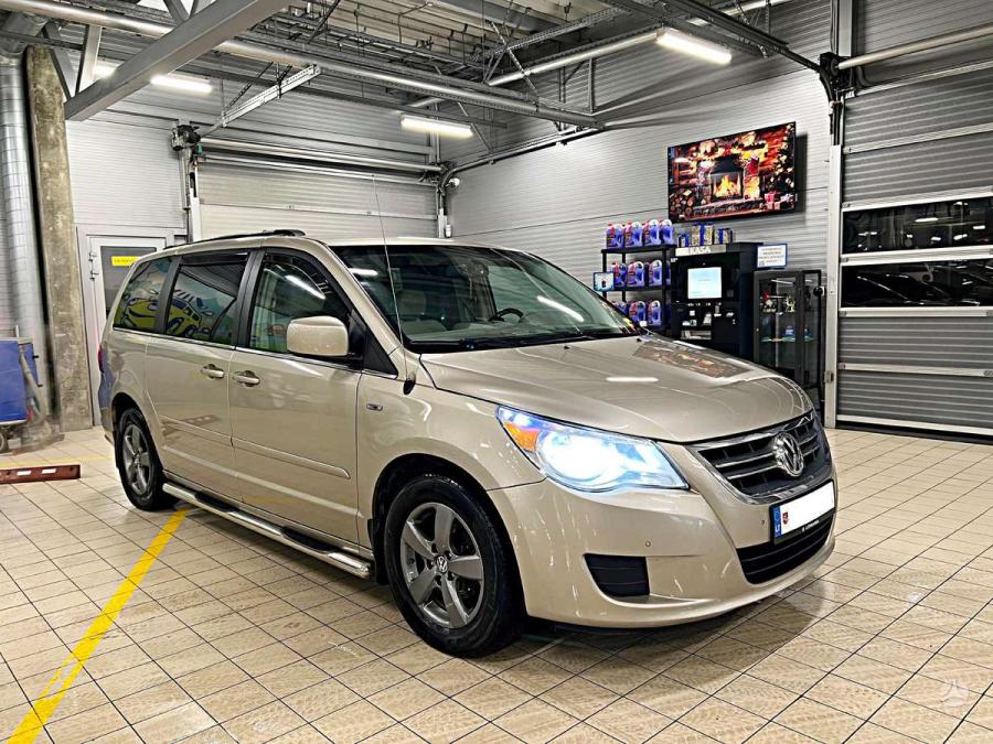 Dzeltens Volkswagen Routan 2009 Viļņa, ar dzinēja tilpumu 4.00 L un nobraukumu 198 tūkst. km par 4900 €, foto 1 vietnē AUTOMOTO.COM.LV