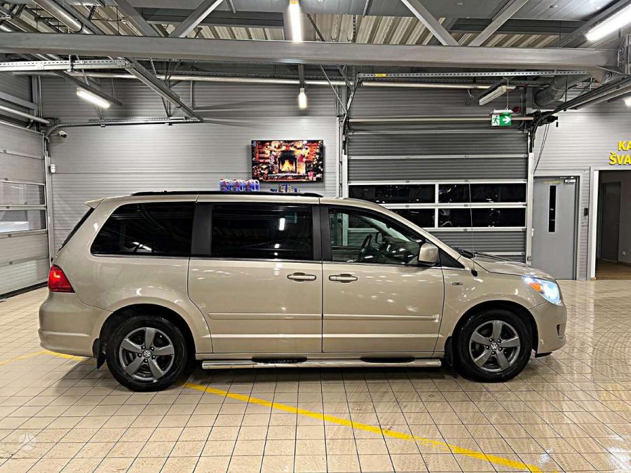 Dzeltens Volkswagen Routan 2009 Viļņa, ar dzinēja tilpumu 4.00 L un nobraukumu 198 tūkst. km par 4900 €, foto 2 vietnē AUTOMOTO.COM.LV