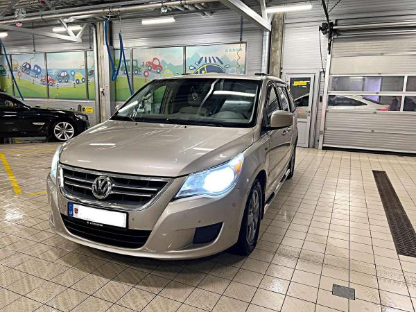 Yellow Volkswagen Routan 2009 in Vilnius, with an engine capacity of 4.00 L and mileage of 198 thousand km for 4900 €, photo 5 on AUTOMOTO.COM.LV