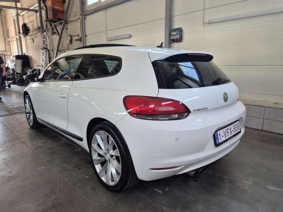 White Volkswagen Scirocco 2012 in Raseiniai, with an engine capacity of 1.97 L and mileage of 260 thousand km for 5950 €, photo 4 on AUTOMOTO.COM.LV