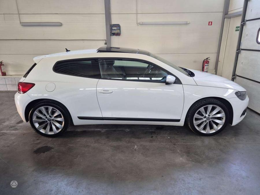 White Volkswagen Scirocco 2012 in Raseiniai, with an engine capacity of 1.97 L and mileage of 260 thousand km for 5950 €, photo 13 on AUTOMOTO.COM.LV