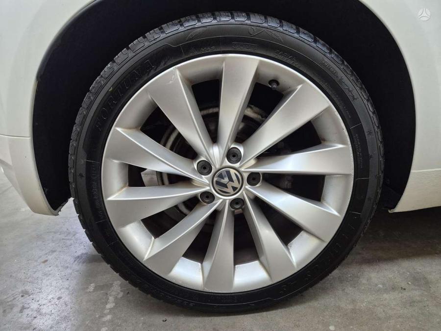White Volkswagen Scirocco 2012 in Raseiniai, with an engine capacity of 1.97 L and mileage of 260 thousand km for 5950 €, photo 14 on AUTOMOTO.COM.LV