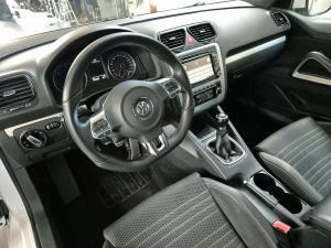 White Volkswagen Scirocco 2012 in Raseiniai, with an engine capacity of 1.97 L and mileage of 260 thousand km for 5950 €, photo 16 on AUTOMOTO.COM.LV