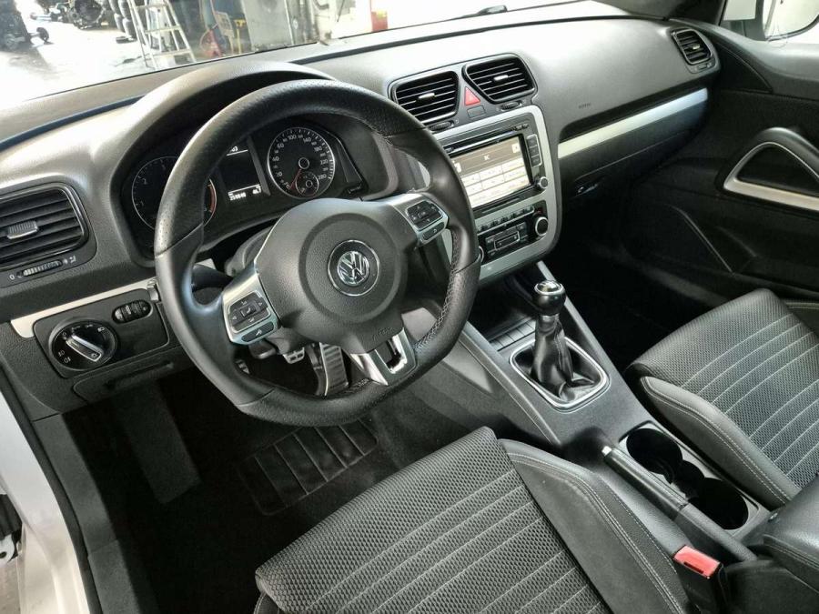 White Volkswagen Scirocco 2012 in Raseiniai, with an engine capacity of 1.97 L and mileage of 260 thousand km for 5950 €, photo 16 on AUTOMOTO.COM.LV