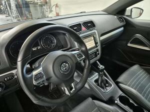 White Volkswagen Scirocco 2012 in Raseiniai, with an engine capacity of 1.97 L and mileage of 260 thousand km for 5950 €, photo 17 on AUTOMOTO.COM.LV