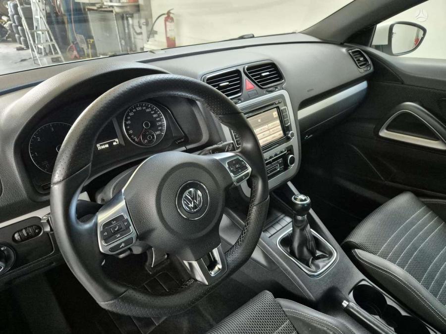 White Volkswagen Scirocco 2012 in Raseiniai, with an engine capacity of 1.97 L and mileage of 260 thousand km for 5950 €, photo 17 on AUTOMOTO.COM.LV