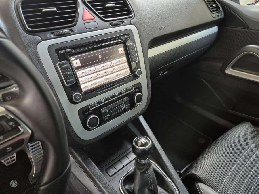 White Volkswagen Scirocco 2012 in Raseiniai, with an engine capacity of 1.97 L and mileage of 260 thousand km for 5950 €, photo 18 on AUTOMOTO.COM.LV