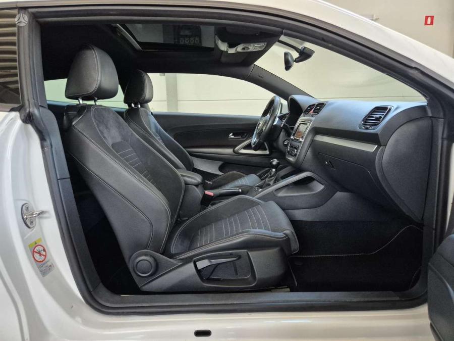 White Volkswagen Scirocco 2012 in Raseiniai, with an engine capacity of 1.97 L and mileage of 260 thousand km for 5950 €, photo 20 on AUTOMOTO.COM.LV