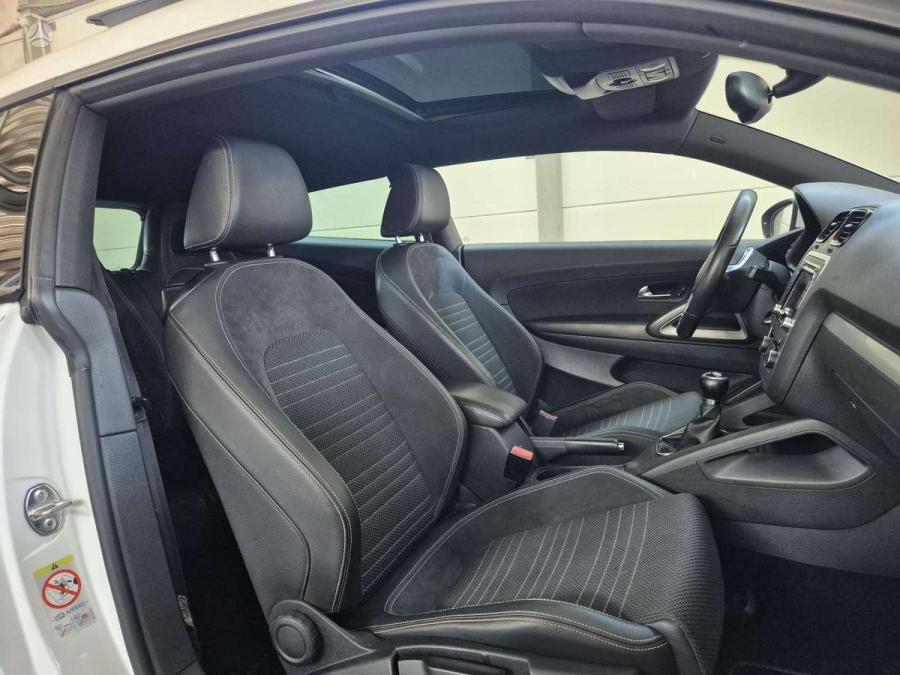 White Volkswagen Scirocco 2012 in Raseiniai, with an engine capacity of 1.97 L and mileage of 260 thousand km for 5950 €, photo 21 on AUTOMOTO.COM.LV