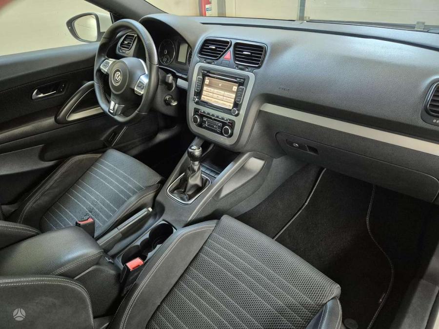 White Volkswagen Scirocco 2012 in Raseiniai, with an engine capacity of 1.97 L and mileage of 260 thousand km for 5950 €, photo 22 on AUTOMOTO.COM.LV