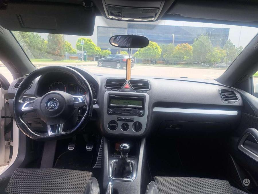 White Volkswagen Scirocco 2009 in Vilnius, with an engine capacity of 1.40 L and mileage of 248 thousand km for 2500 €, photo 6 on AUTOMOTO.COM.LV