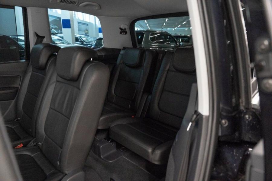 Black Volkswagen Sharan 2014 in Vilnius, with an engine capacity of 2.00 L and mileage of 255 thousand km for 11700 €, photo 18 on AUTOMOTO.COM.LV
