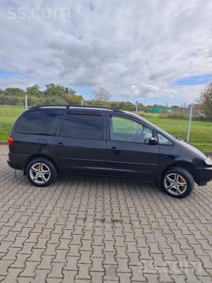 Black Volkswagen Sharan 1996 in Riga, with an engine capacity of 2.00 L and mileage of 450 thousand km for 1000 €, photo 3 on AUTOMOTO.COM.LV