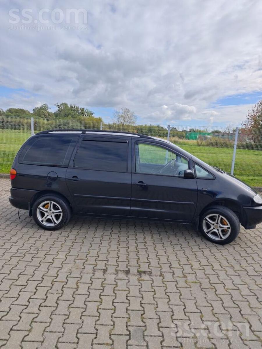 Black Volkswagen Sharan 1996 in Riga, with an engine capacity of 2.00 L and mileage of 450 thousand km for 1000 €, photo 3 on AUTOMOTO.COM.LV