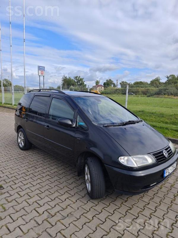 Black Volkswagen Sharan 1996 in Riga, with an engine capacity of 2.00 L and mileage of 450 thousand km for 1000 €, photo 5 on AUTOMOTO.COM.LV
