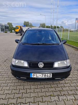 Black Volkswagen Sharan 1996 in Riga, with an engine capacity of 2.00 L and mileage of 450 thousand km for 1000 €, photo 6 on AUTOMOTO.COM.LV