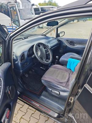 Black Volkswagen Sharan 1996 in Riga, with an engine capacity of 2.00 L and mileage of 450 thousand km for 1000 €, photo 7 on AUTOMOTO.COM.LV