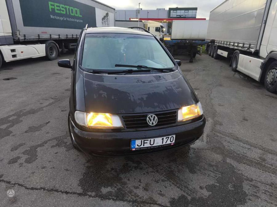 Melns Volkswagen Sharan 1998 Klaipėda, ar dzinēja tilpumu 1.78 L un nobraukumu 300 tūkst. km par 1300 €, foto 1 vietnē AUTOMOTO.COM.LV
