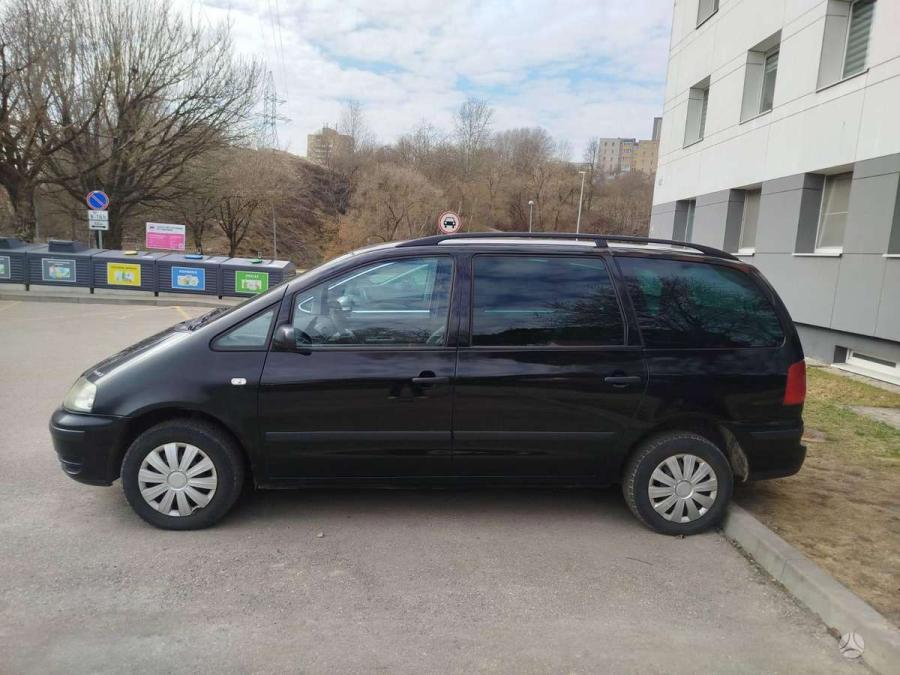 Black Volkswagen Sharan 2000 in Jonava, with an engine capacity of 1.90 L and mileage of 390 thousand km for 1200 €, photo 3 on AUTOMOTO.COM.LV