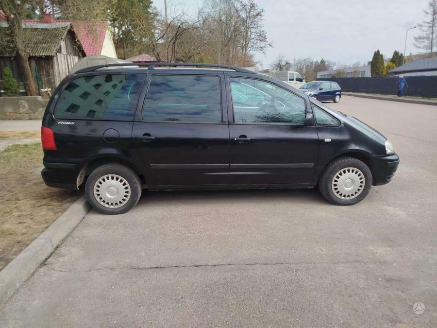 Black Volkswagen Sharan 2000 in Jonava, with an engine capacity of 1.90 L and mileage of 390 thousand km for 1200 €, photo 5 on AUTOMOTO.COM.LV