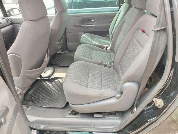 Black Volkswagen Sharan 2000 in Jonava, with an engine capacity of 1.90 L and mileage of 390 thousand km for 1200 €, photo 9 on AUTOMOTO.COM.LV