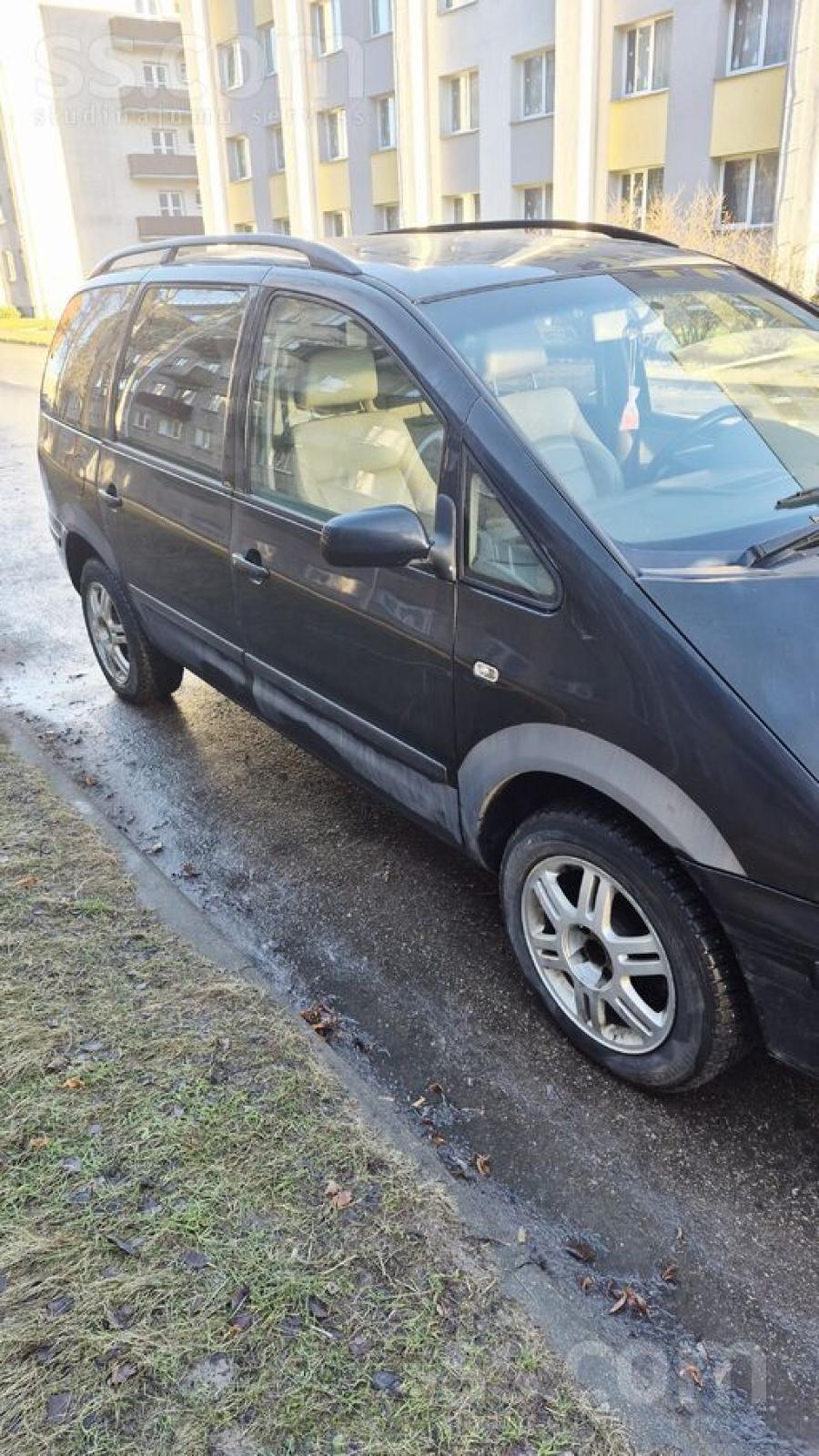 Black Volkswagen Sharan 2001 in Daugavpils, with an engine capacity of 1.90 L and mileage of 229 thousand km for 1700 €, photo 4 on AUTOMOTO.COM.LV