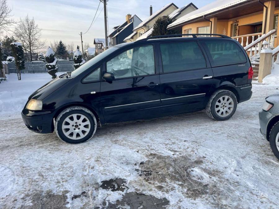 Black Volkswagen Sharan 2002 in Vilnius, with an engine capacity of 1.90 L and mileage of 333 thousand km for 1650 €, photo 5 on AUTOMOTO.COM.LV